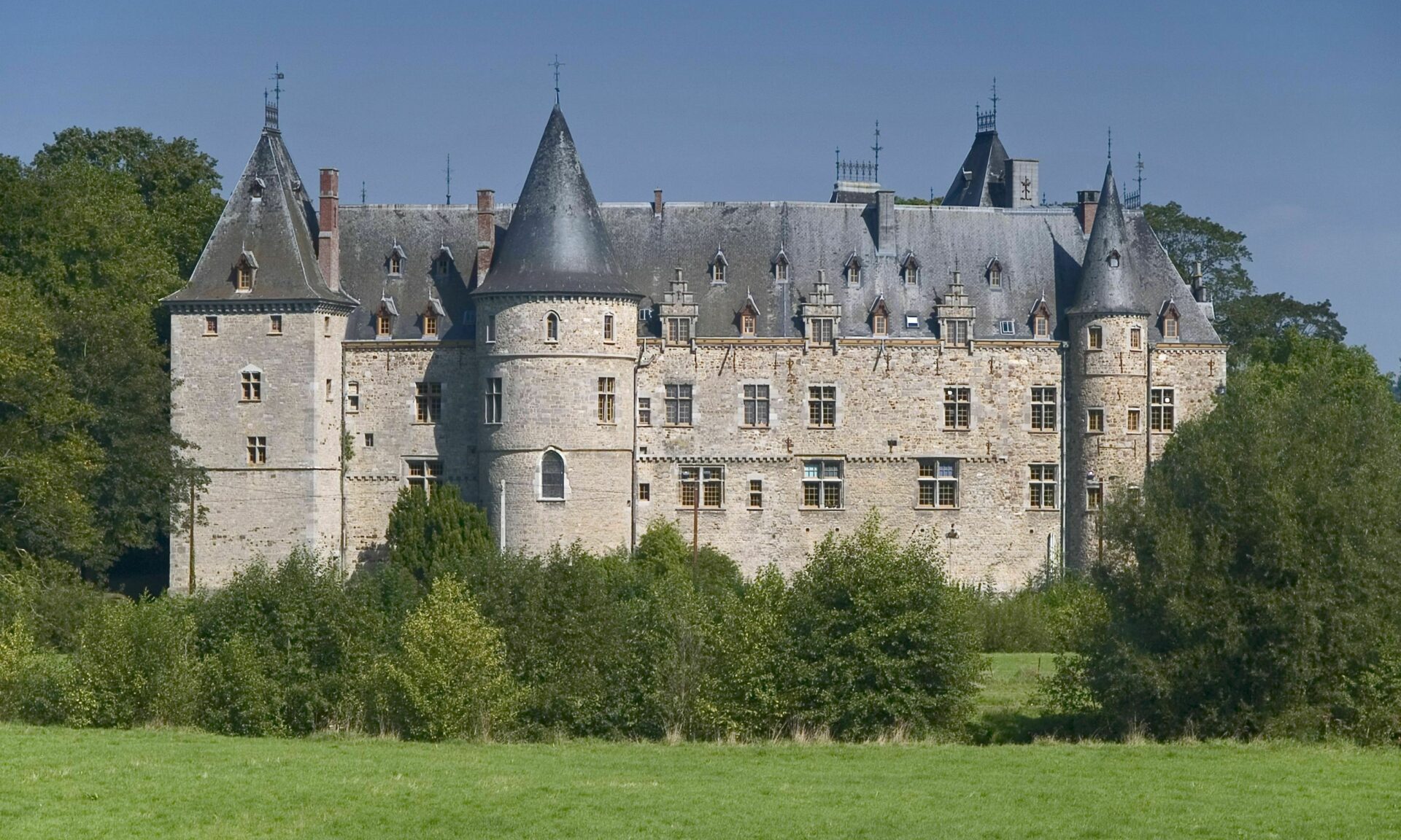 Le château d’Ham-sur-Heure : entre Histoire et Légendes ! - Pays des Lacs